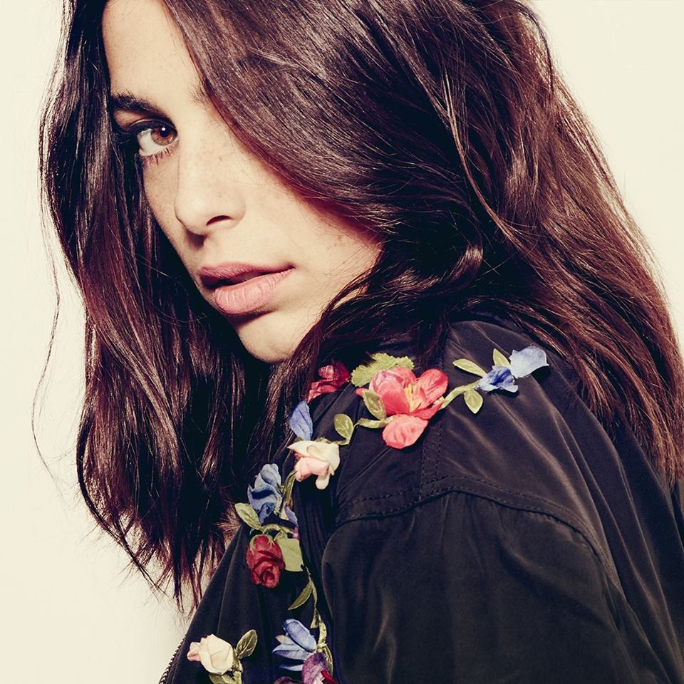 Léa Paci dévoile un nouveau clip pour le single "Pour aller où ...