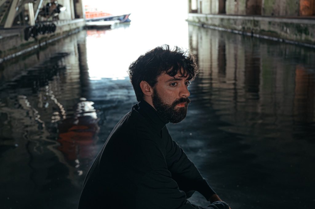 "Oceans apart", le nouveau clip de Max Adams - Just Music