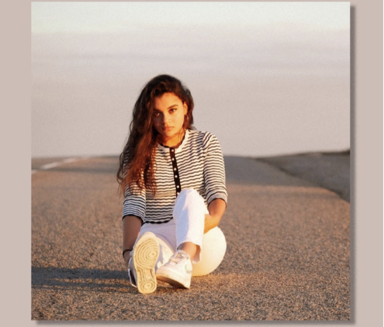 Adeline Lovo dévoile le clip de "Les rayons du soleil" - Just Music